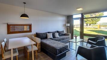 Apartamento premium, 1 quarto | Área de estar | Smart TV 40 polegadas com canais via satélite, Netflix, filmes pagos