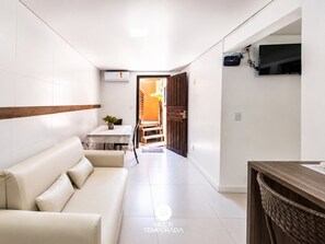 Studio com Cozinha com Hidro Coletiva Pousada Solar dos Lírios | Área de estar | Smart TV 32 polegadas com canais digitais, Netflix