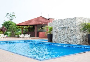 Piscina exterior, da(s) 9:00 à(s) 22:00, guarda-sóis, espreguiçadeiras 