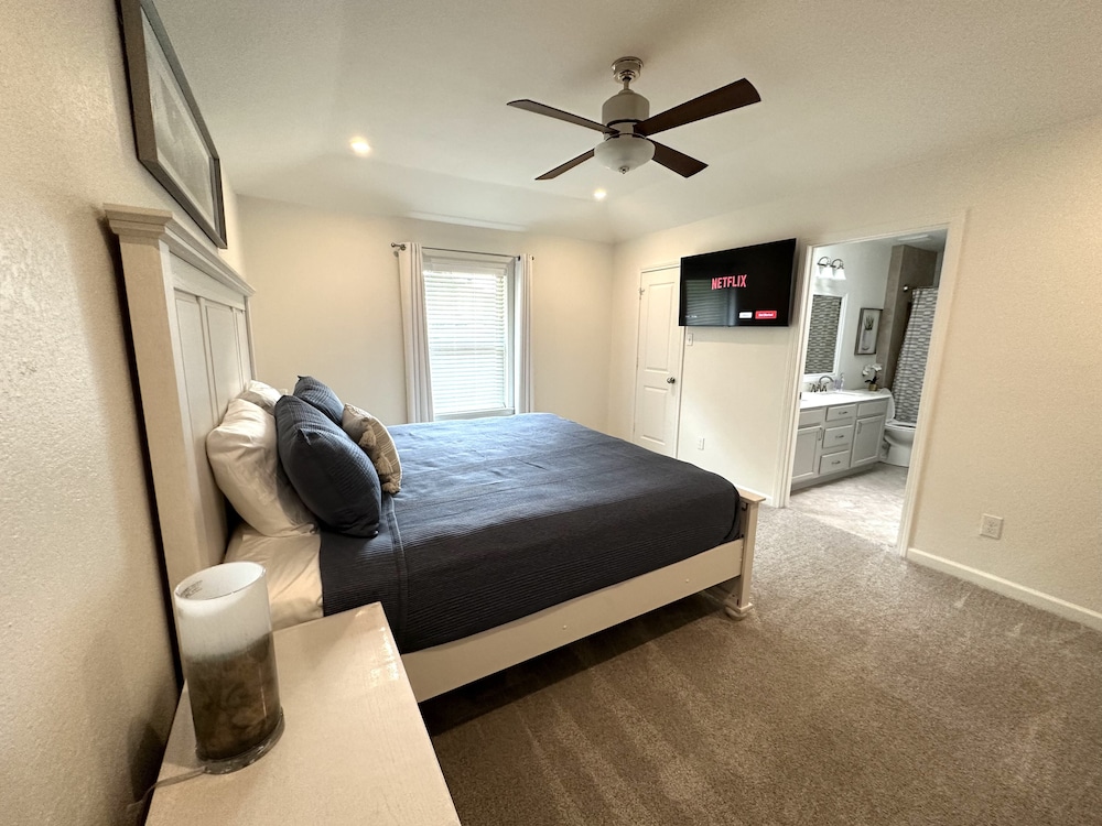 Central, Familial, W/ Game Room, Fire Pit, King Bed ★ 4.6 Mi From Dfw Airport+ - Euless, TX