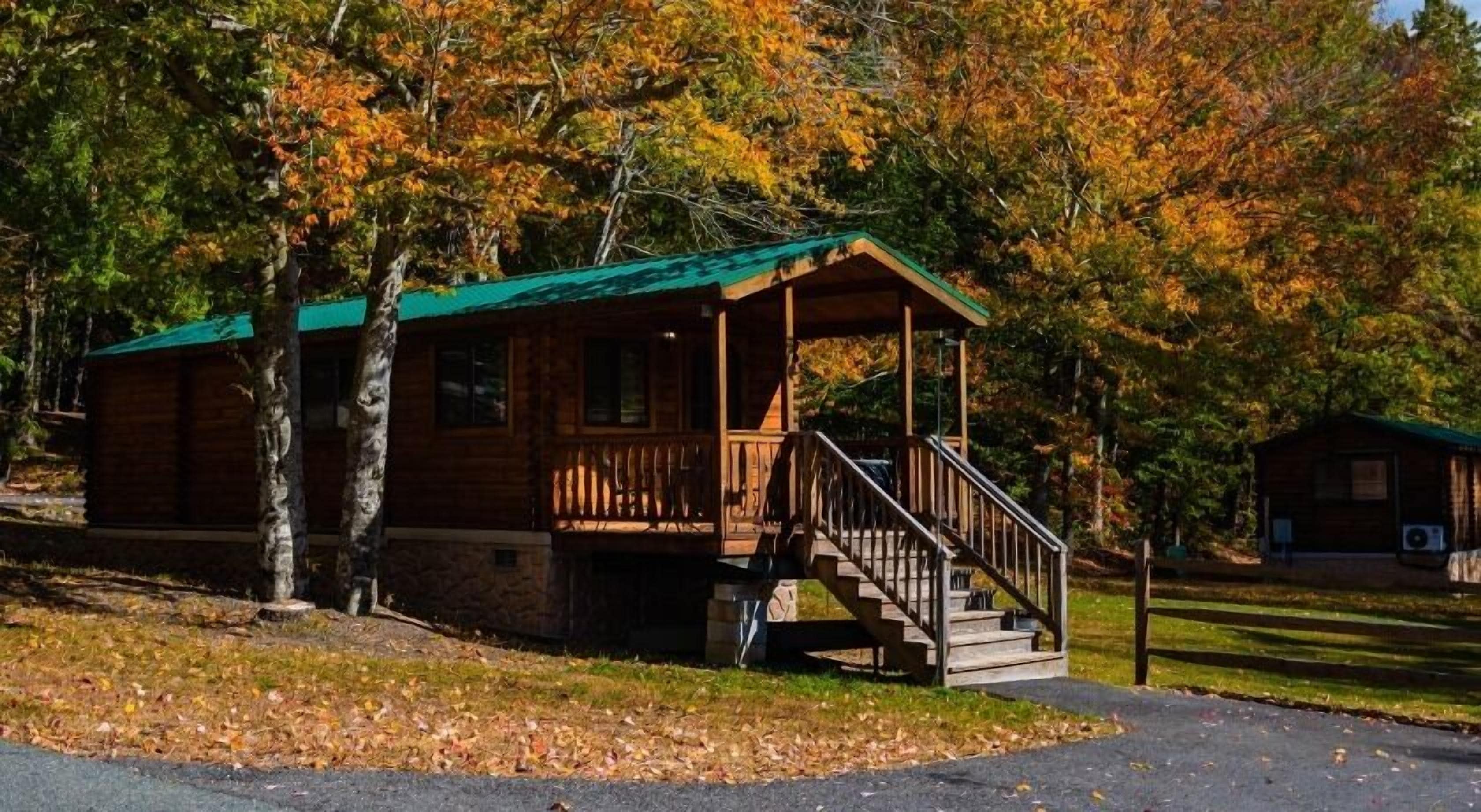 Uma cabana com varanda e escadas que levam à entrada.