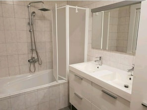 Dormitório Partilhado, 1 quarto | Casa de banho