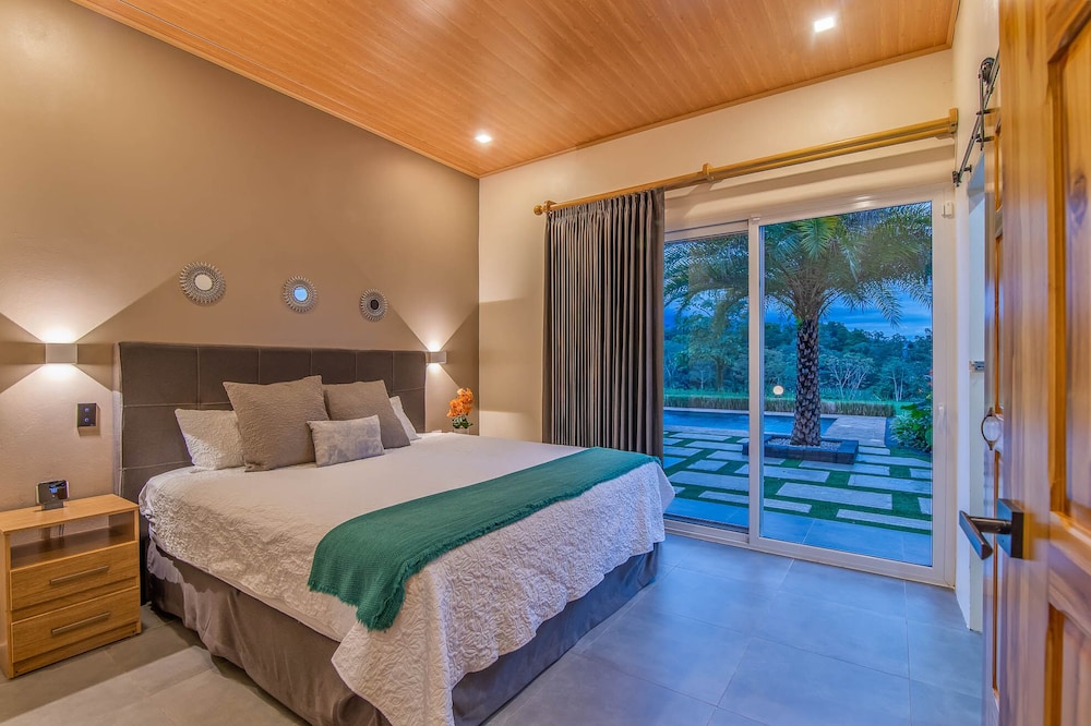 Mayoli Hill Deluxe Farmhouse Hot Tub & Private Pool with Volcano View ...