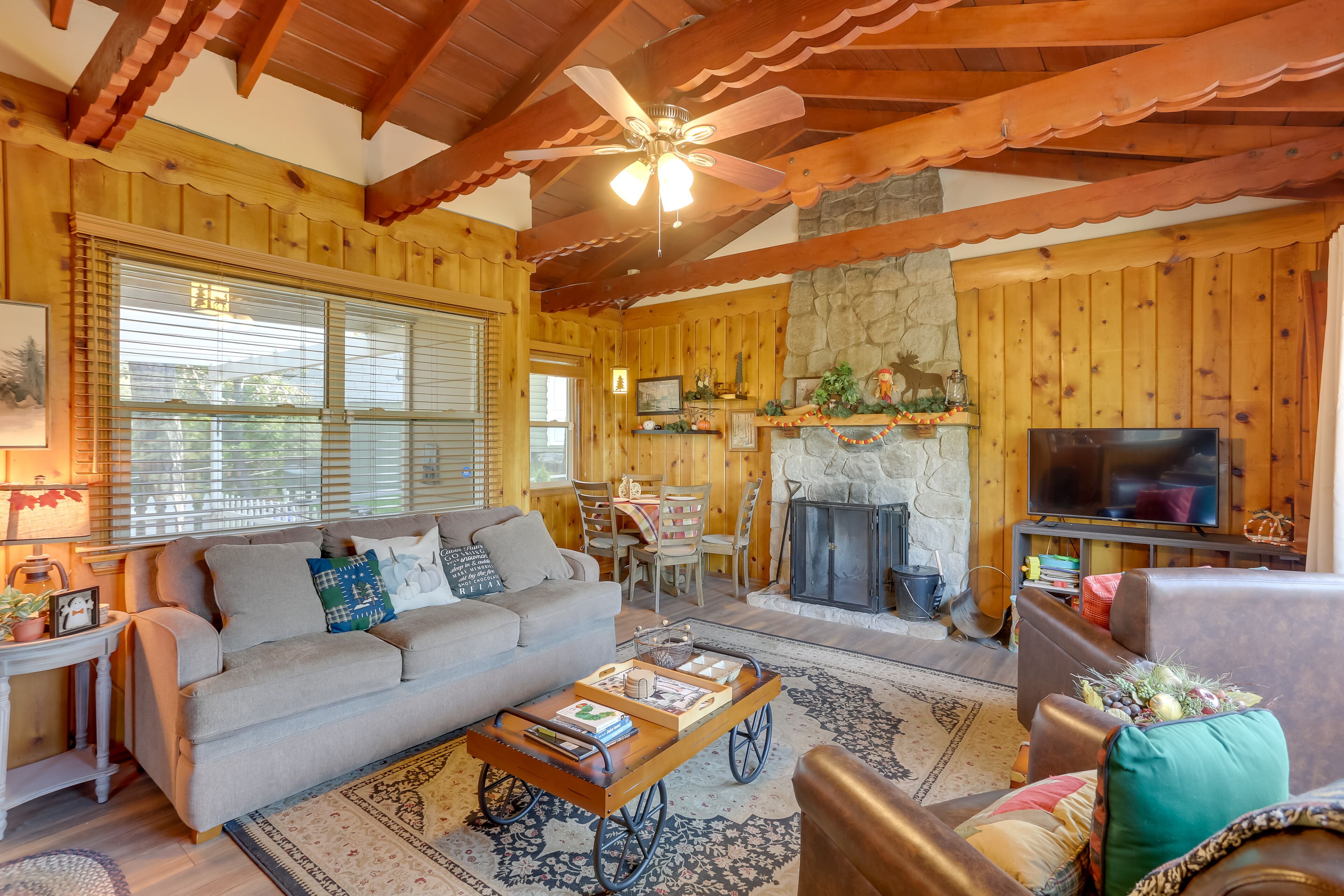 Crestline Cabin: Close To Lake Arrowhead & Skiing - Crestline, CA
