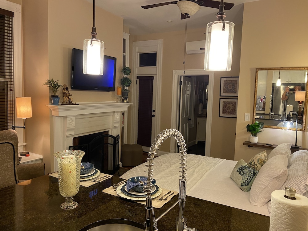The Studio@ Eanes Drug
Stylish Studio Apartment In The Heart Of Church Hill. - 리치먼드