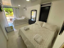 Quarto família, 2 camas de casal | Edredons de pluma, Wi-Fi de cortesia