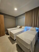 Suite Familia | Cofres nos quartos, escrivaninha, cortinas blackout, Wi-Fi de cortesia