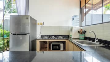 Villa, 2 quartos, piscina privativa | Cozinha privada | Um frigorífico, um micro-ondas, um forno, uma placa de cozinha
