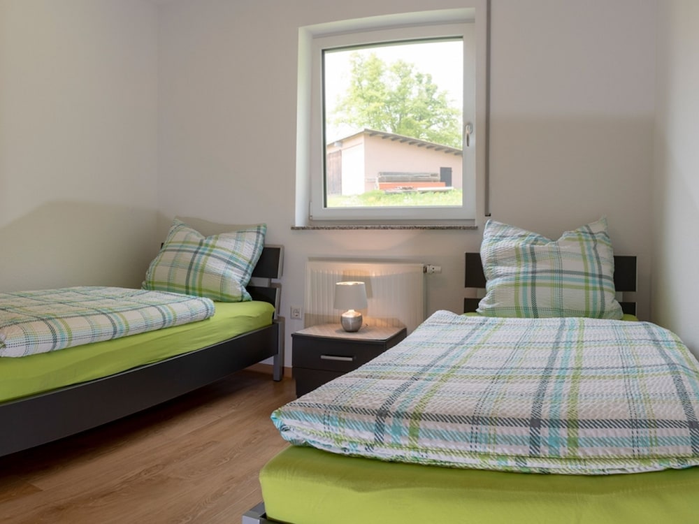 Ferienwohnung Sonnenblume, 57 Qm, 2 Schlafzimmer, Südbalkon, Max. 4 Personen - Laichingen