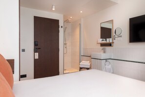 Quarto Duplo Standard | Casa de banho | Uma banheira, uma banheira de imersão total, um secador de cabelo 