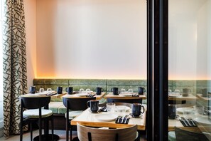 Pequeno-almoço tipo buffet diário mediante uma taxa 