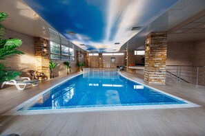Piscina interna, piscina externa sazonal, guarda-sóis, espreguiçadeiras
