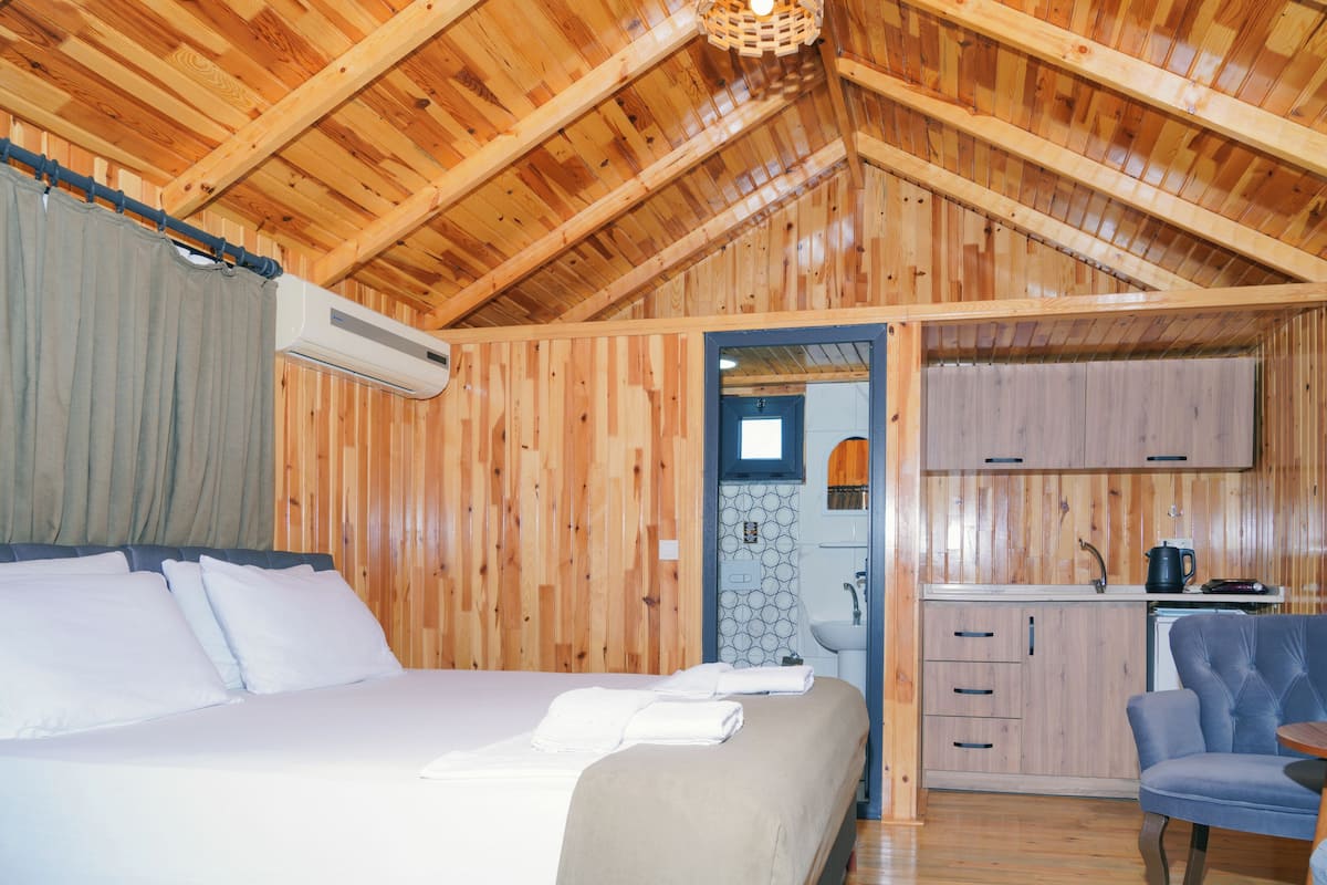 Cabana de Madeira Básica | Secretária, Wi-fi grátis, com decoração personalizada