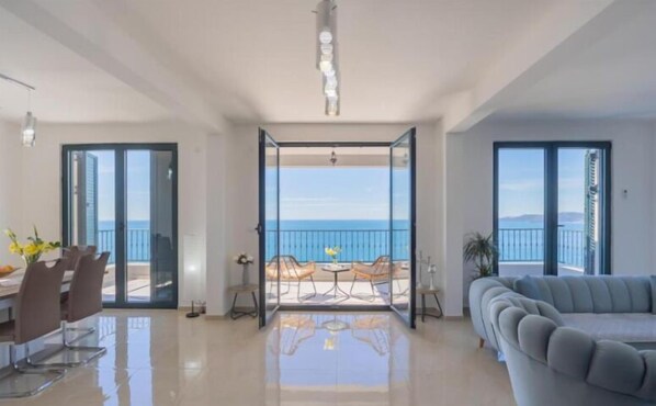 Villa Panorâmica | Sala | Televisor LCD de 32 polegadas com canais por cabo