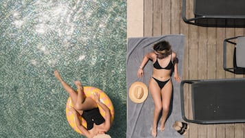 Piscina externa sazonal, guarda-sóis, espreguiçadeiras
