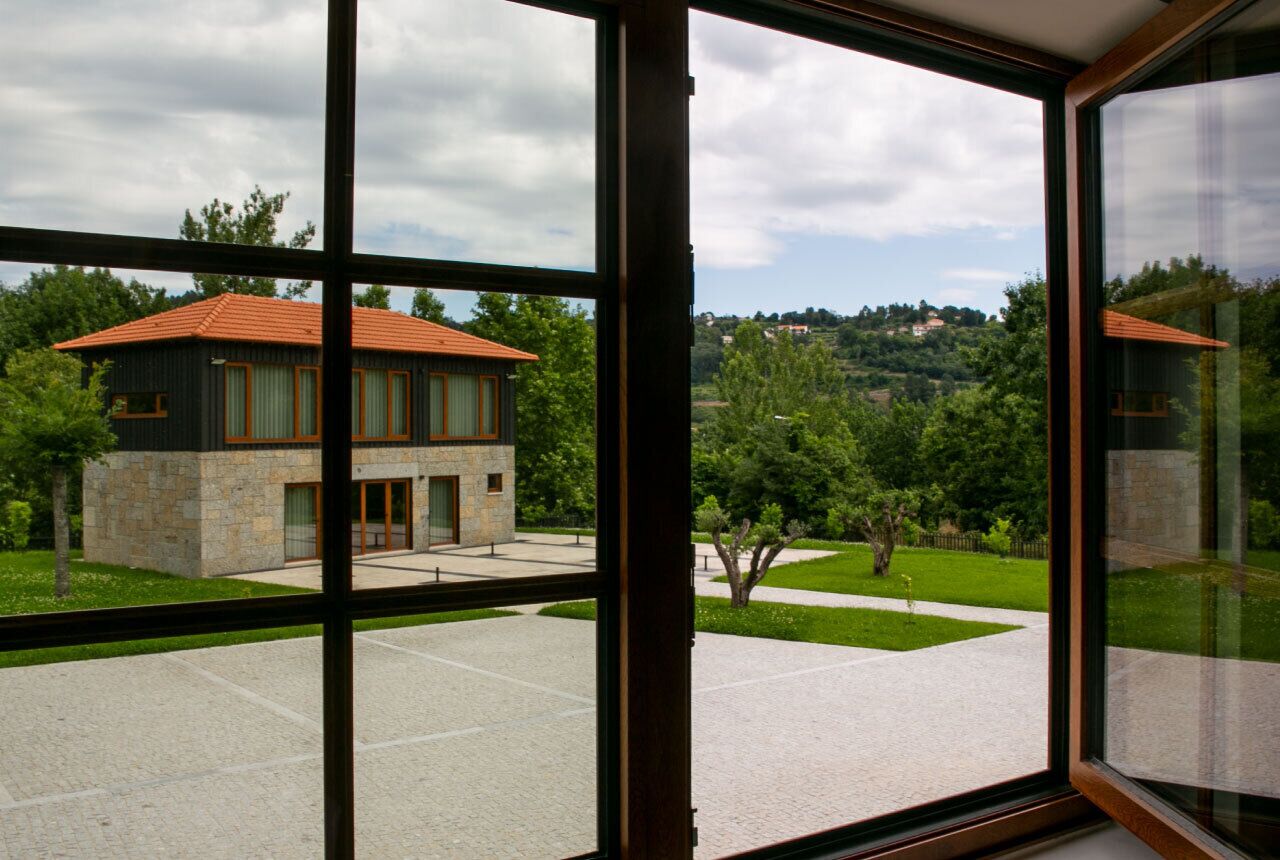 Cofres nos quartos, individualmente decorados, escrivaninha