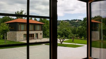 Cofres nos quartos, individualmente decorados, escrivaninha