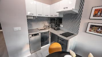 Apartamento (Cicha 12/8A) | Kitchenette privada | Um frigorífico, um micro-ondas, uma placa de cozinha