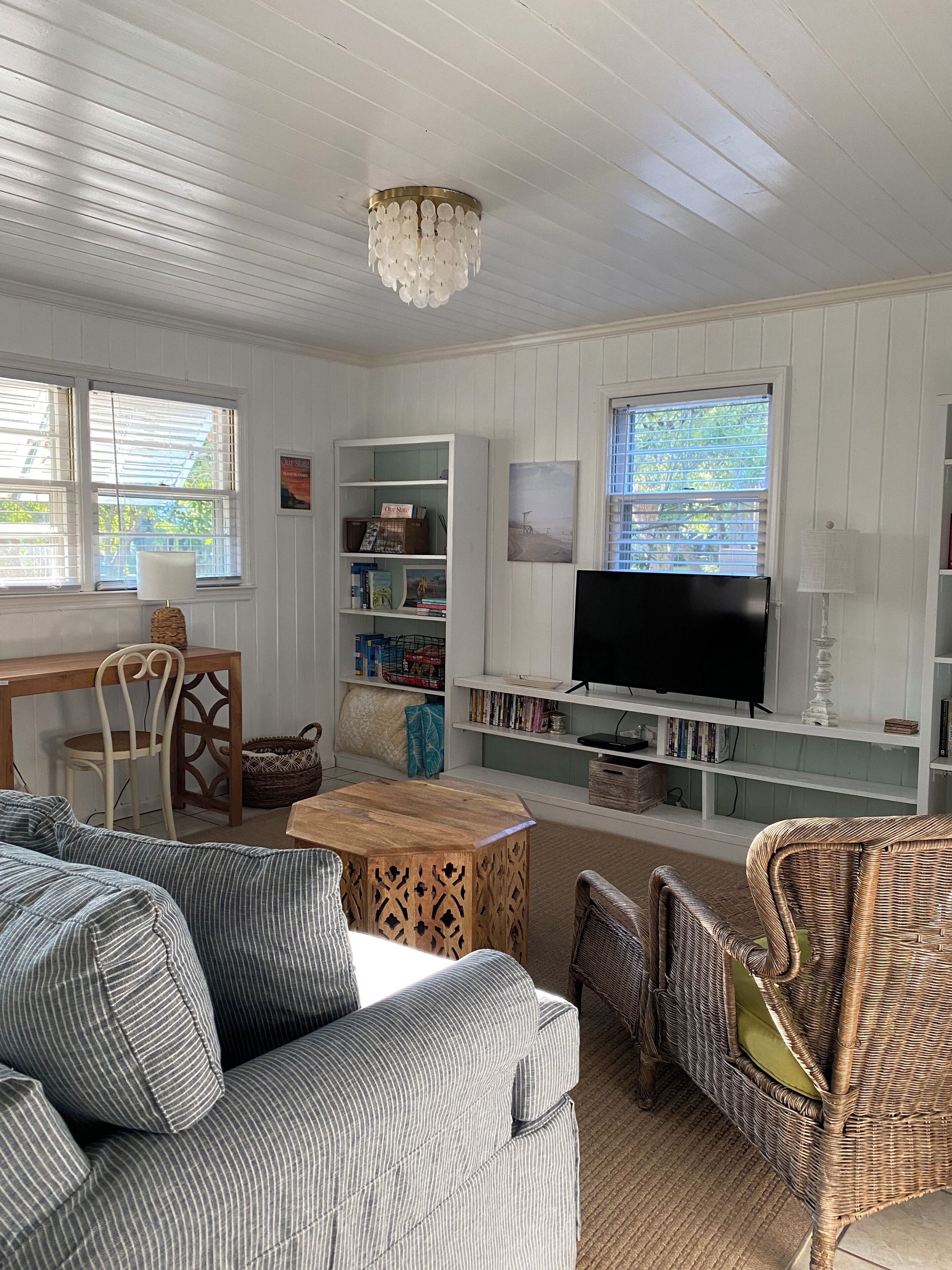 Charming Artists Cottage Near The Beach, Large Lot With Beautiful Oaks - Oak Island, NC