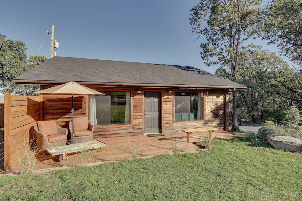 Cozy Central Point Bungalow On Working Winery! - Oregon