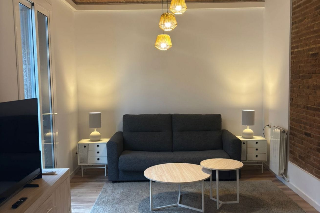 Bright 2 Bedroom Apartment Located In The Most Attractive Area Of Barcelona. It Is Located In The Heart Of Poble Sec, The Coolest Neighborhood With The Best Tapas Restaurants In Barcelona.  Just 4 Minutes From The Subway And 10 Minutes From Las Rambl - Barcelona