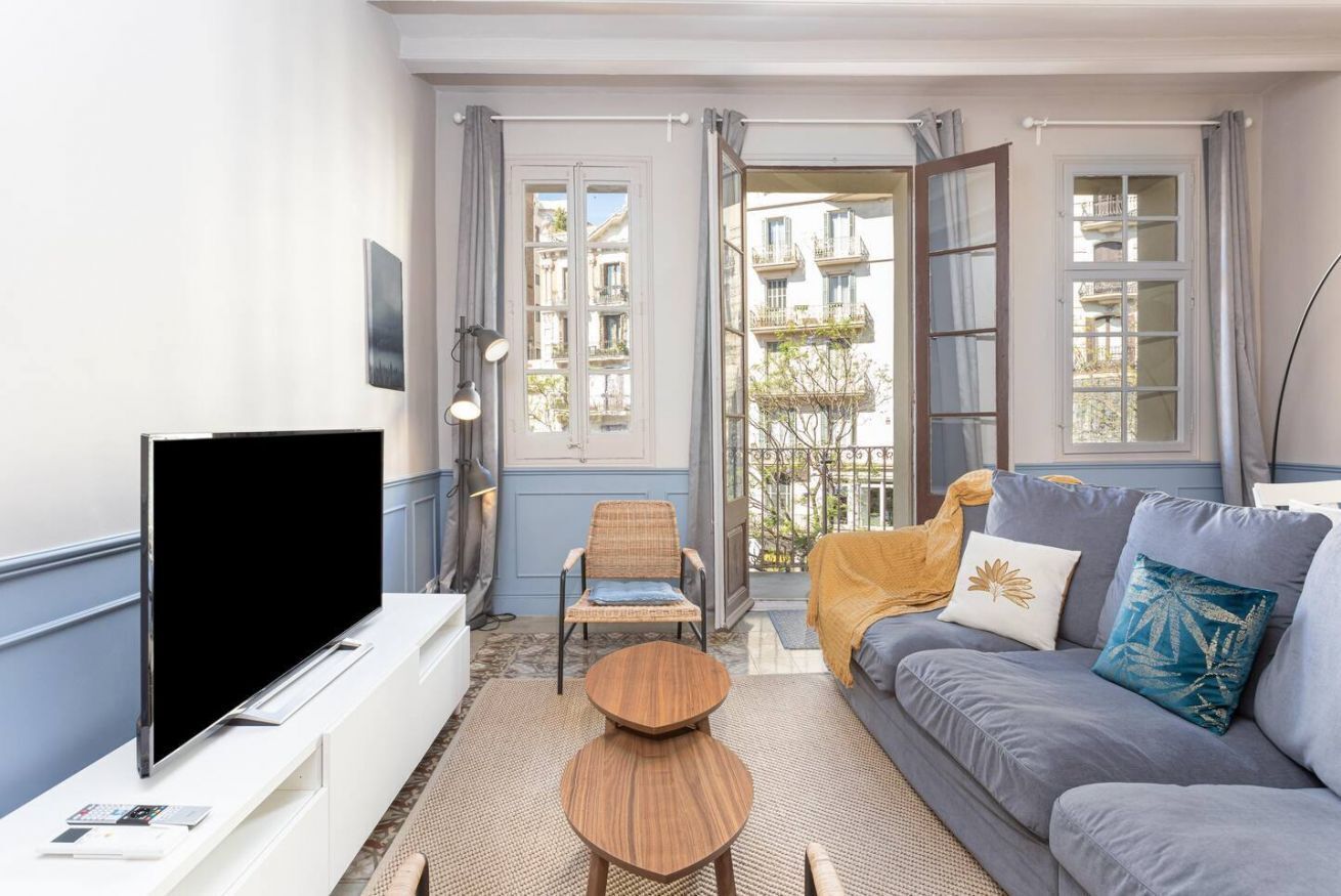 Charming 2 Bedroom Apartment In The Neighbourhood Of Gracia. Please Note That The Apartment Is On The 2nd Floor And Like Many Charming Old Buildings In Barcelona, Theres No Elevator And The Staircase Is Narrow. - Barcelona