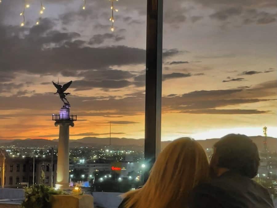 Este bar no terraço do hotel