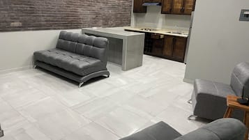 Apartamento Básico | Casa de banho | Um polibã e uma banheira separados, toalhas fornecidas, sabão, champô