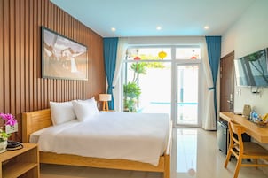 Quarto casal luxo, 1 cama King, sacada, vista para a cidade | Roupas de cama premium, camas Select Comfort, frigobar
