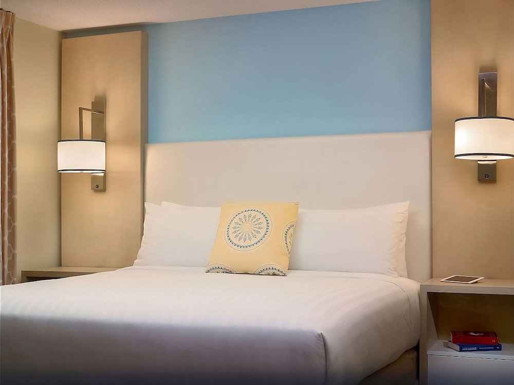 Spacious Suites With Swimming Pool, Short Drive To West Meadows Ice Arena! - Schaumburg, IL