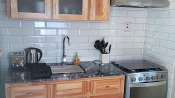 Casa Económica | Cozinha privada | Um frigorífico, um micro-ondas, uma placa de cozinha
