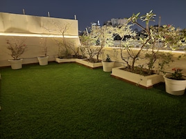 Quarto Duplo Romântico | Minibar, secretária, secretária adequada para computadores portáteis