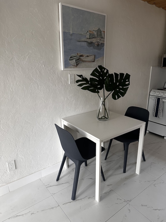 Sapphire By The Sea Unit 4 King Bed, Kitchen, Pool View, Sleeps 2 - Fort Lauderdale