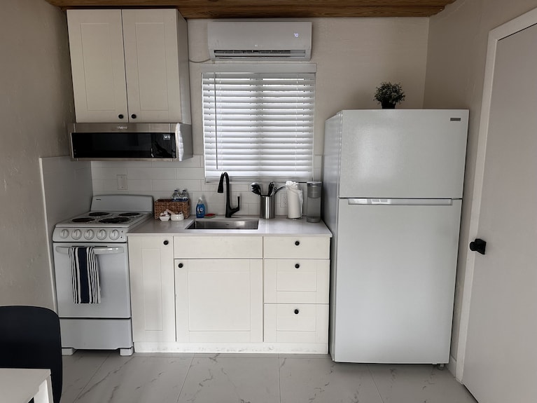 Sapphire By The Sea Unit 3 - King Bed, Kitchen, Pool View, Sleeps 2 - Fort Lauderdale