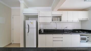 Apartamento | Cozinha privada | Liquidificador, forno com torradeira, produtos de limpeza