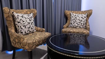 Suite Júnior | Sala de estar | Televisor de ecrã plano de 32 polegadas com canais por cabo, Netflix