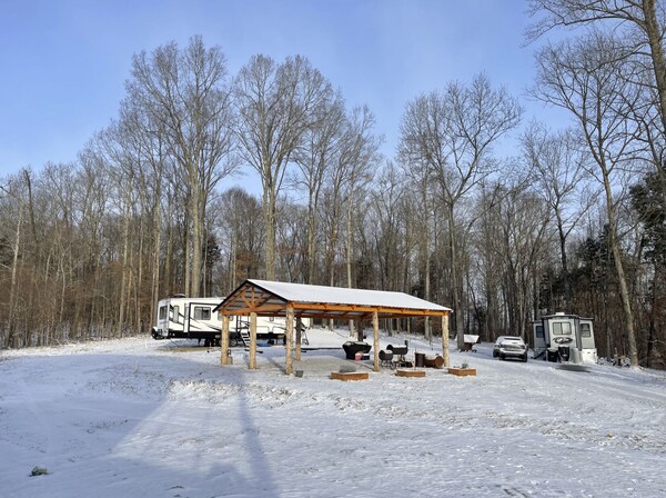 Two Rv Sites; 1 Full, 1 Water/electric Only - テネシー州
