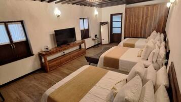 Quarto triplo família | 1 quarto, cofres nos quartos, ferros/tábuas de passar roupa