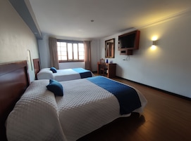 Quarto Quádruplo Superior, 2 camas de casal | Roupa de alta qualidade, edredões de penas, secretária