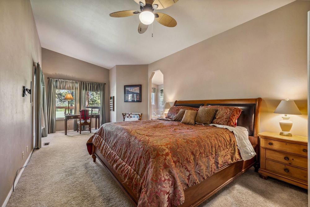 New! Fairway to Heaven - Golf Course - Deck - Fireplace - Garage ...