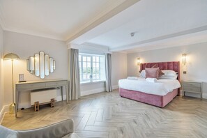 8 quartos, com decoração personalizada, com mobília individualizada 