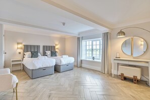 8 quartos, com decoração personalizada, com mobília individualizada 