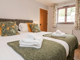 2 quartos, com decoração personalizada, com mobília individualizada 