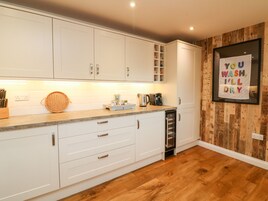 Uma máquina de lavar louça, utensílios de cozinha 