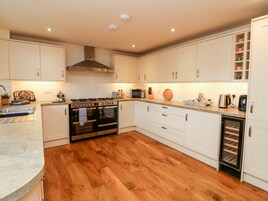 Uma máquina de lavar louça, utensílios de cozinha 