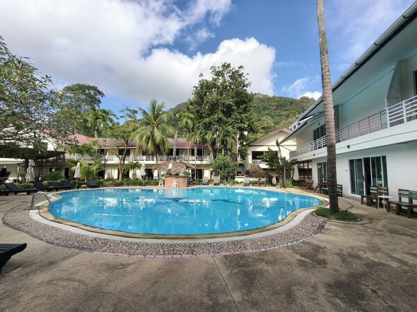 V Beach Resort - Pa Tong