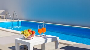 Casa, 2 quartos, fumadores, piscina privativa | Terraço com espreguiçadeiras