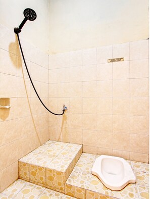 Quarto Duplo Standard | Casa de banho | Um polibã, toalhas fornecidas 