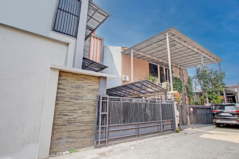 Oyo 93209 Guest House Cemara 3 - Tegal