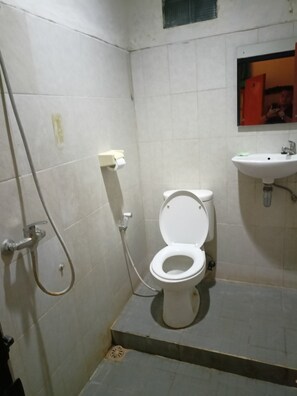 Standard Twin Room | Casa de banho | Um polibã, um chuveiro fixo, toalhas fornecidas 